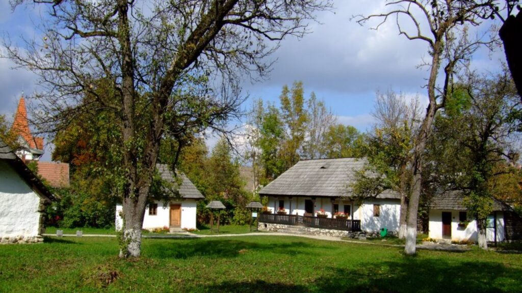 Muzeul din aer liber al Branului este la un pas de închidere | Jurnalul ...